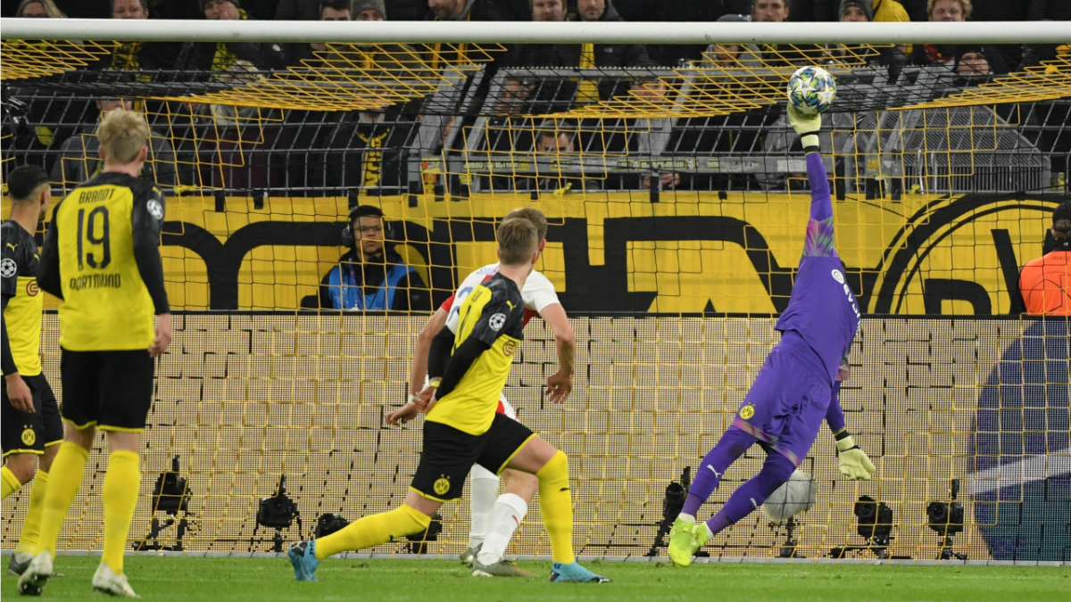 Classic GK Analysis: Roman Bürki defies logic with stunning Slavia save ...